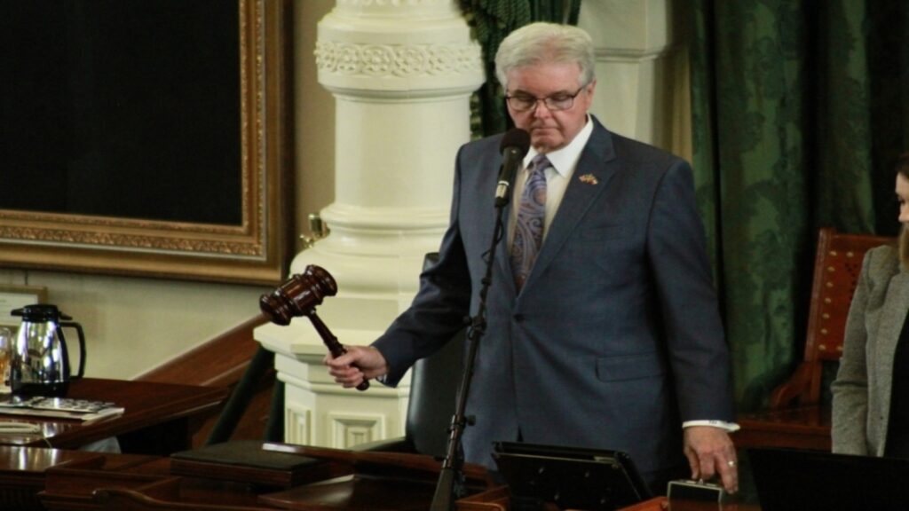 Senado de Texas aprueba ley que restringe la participación de atletas ...