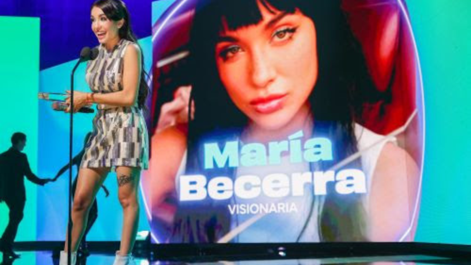 La cantante María Becerra recibe premio visionaria de Billboard Mujeres ...