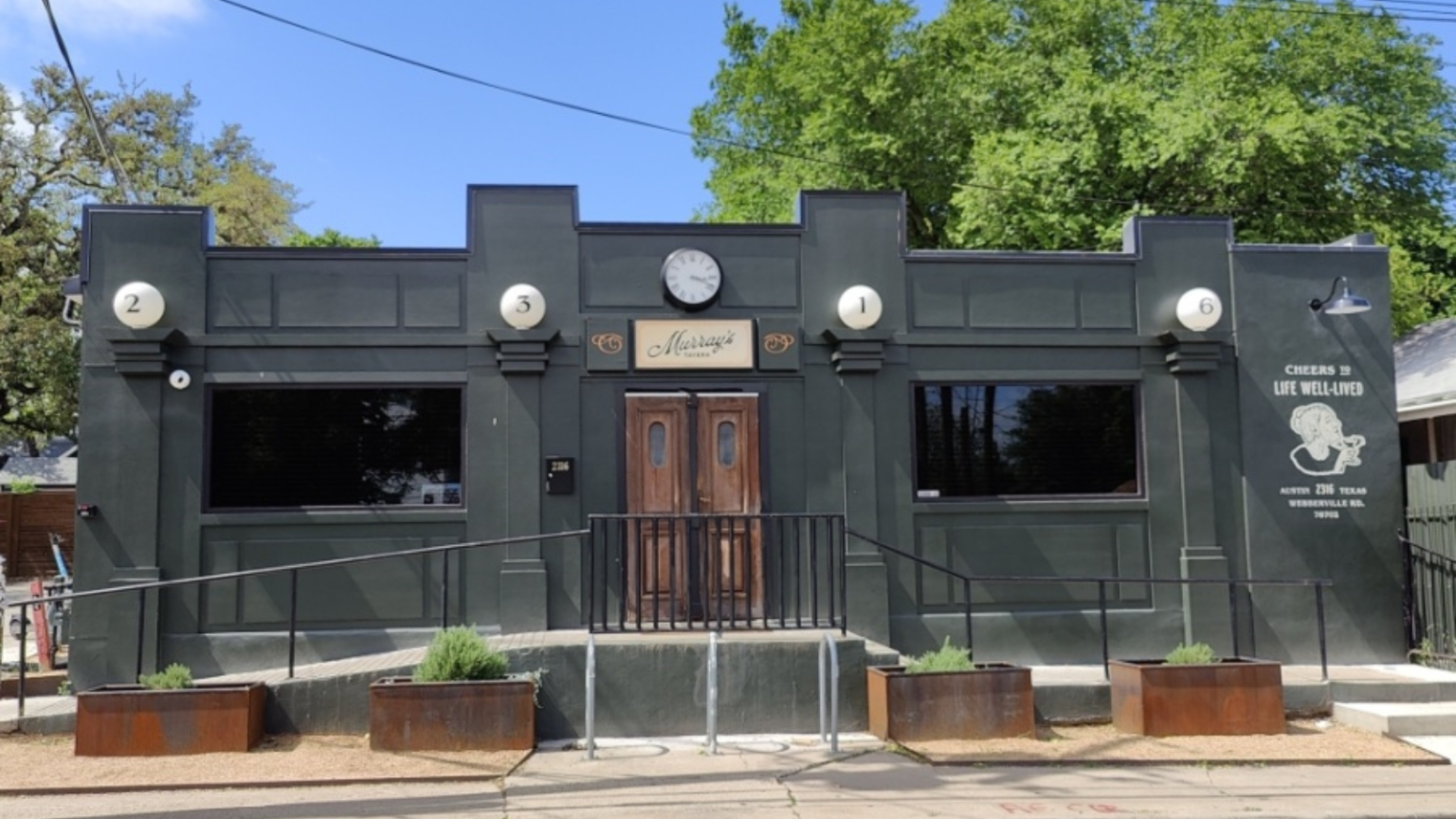 El bar del patio Half Moon abre en Murray’s Tavern del este - Austin Latino