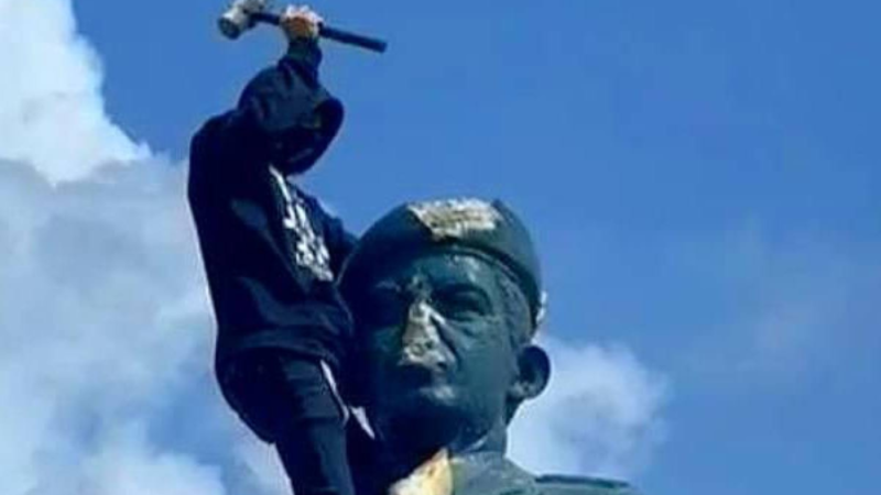 Derriban 5 estatuas de Hugo Chávez durante las protestas en Venezuela ...