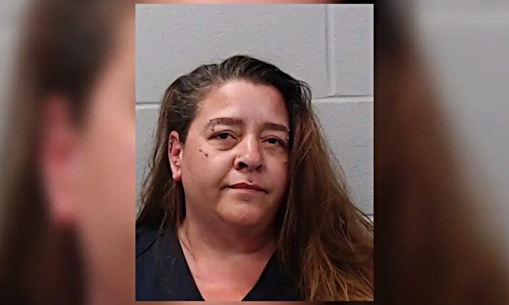 Mujer arrestada con drogas en carretera – Austin Latino